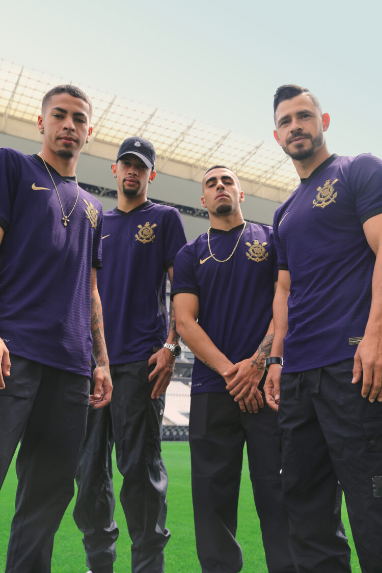 Corinthians apresenta o novo uniforme roxo inspirado nas suas torcedoras