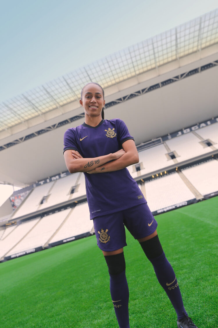 Corinthians apresenta o novo uniforme roxo inspirado nas suas torcedoras