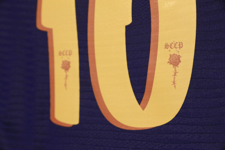 Corinthians apresenta o novo uniforme roxo inspirado nas suas torcedoras