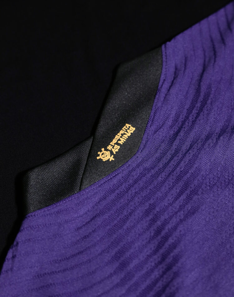 Corinthians apresenta o novo uniforme roxo inspirado nas suas torcedoras