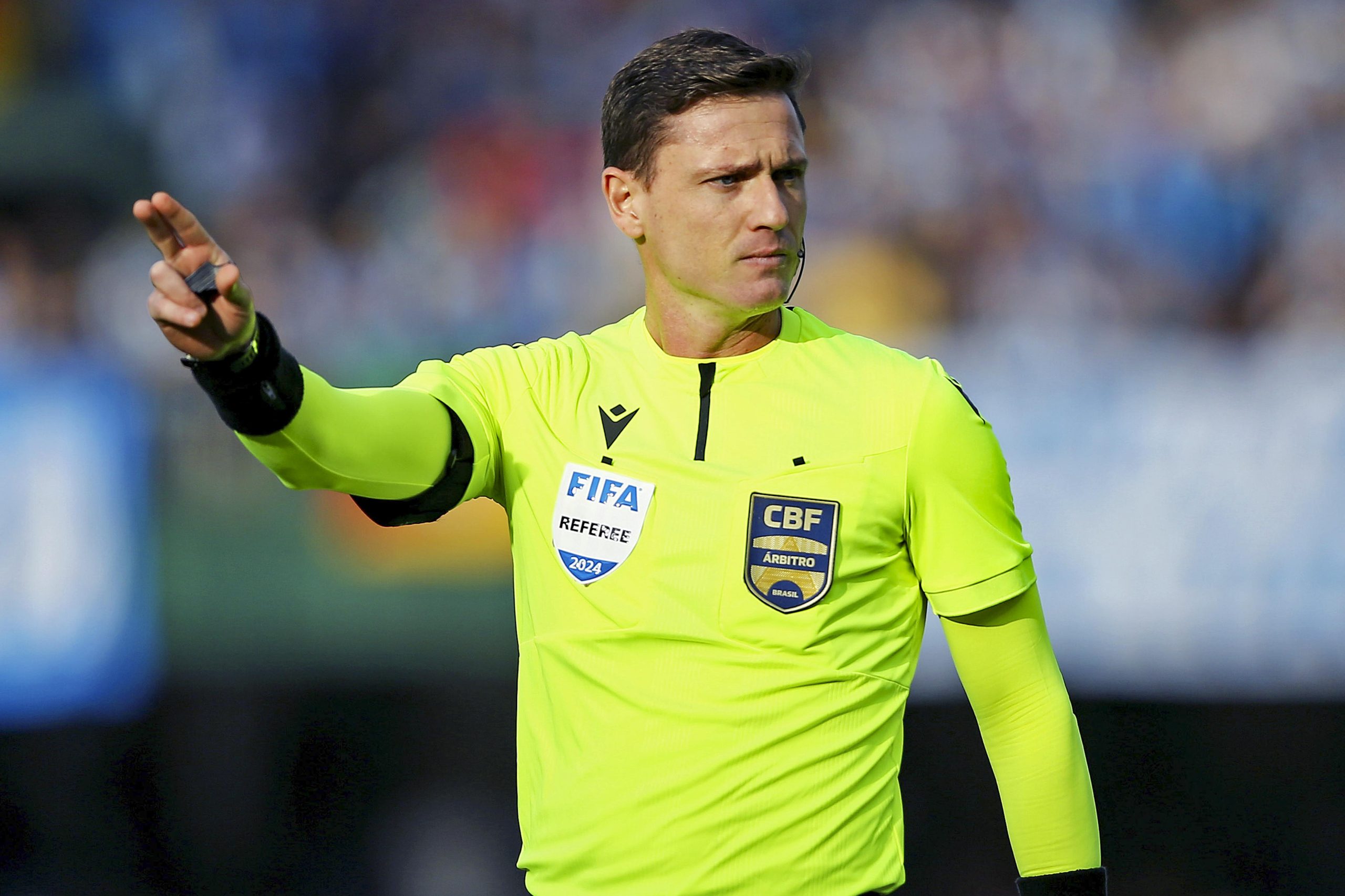 A arbitragem não pode continuar sendo protagonista no futebol ...